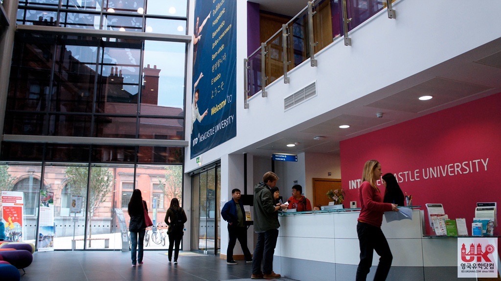 INTO 대학 진학 보장 파운데이션 — 영국유학닷컴